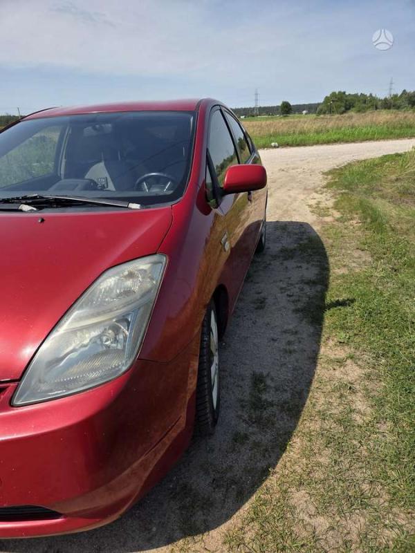Red Toyota Prius 2008 in Vilnius, with an engine capacity of 1.50 L and mileage of 730 thousand km for 3000 €, photo 8 on AUTOMOTO.COM.LV