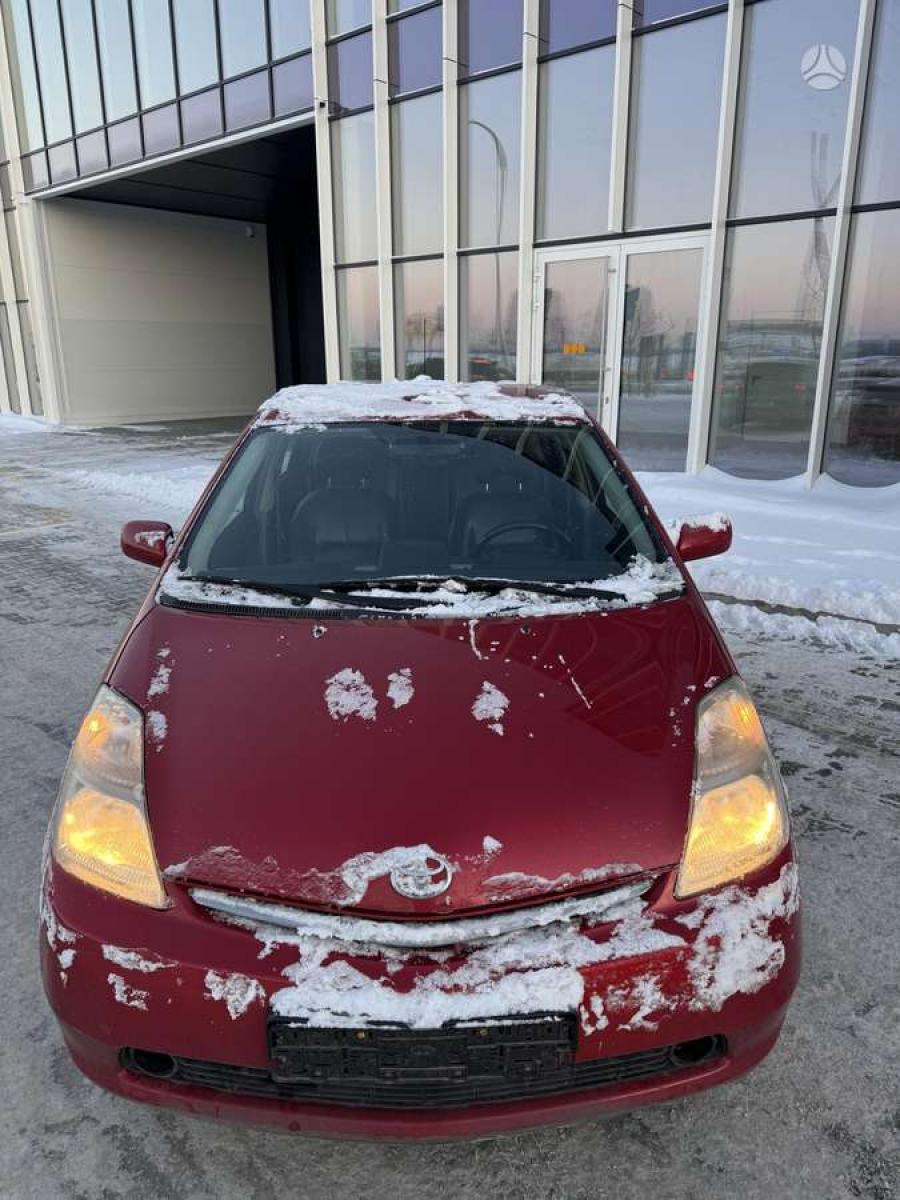 Red Toyota Prius 2009 in Vilnius, with an engine capacity of 1.50 L and mileage of 320 thousand km for 4100 €, photo 2 on AUTOMOTO.COM.LV