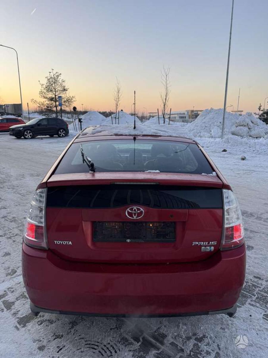 Red Toyota Prius 2009 in Vilnius, with an engine capacity of 1.50 L and mileage of 320 thousand km for 4100 €, photo 3 on AUTOMOTO.COM.LV