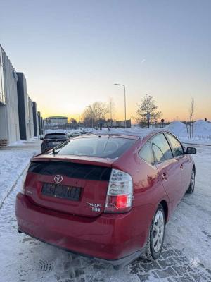 Red Toyota Prius 2009 in Vilnius, with an engine capacity of 1.50 L and mileage of 320 thousand km for 4100 €, photo 4 on AUTOMOTO.COM.LV