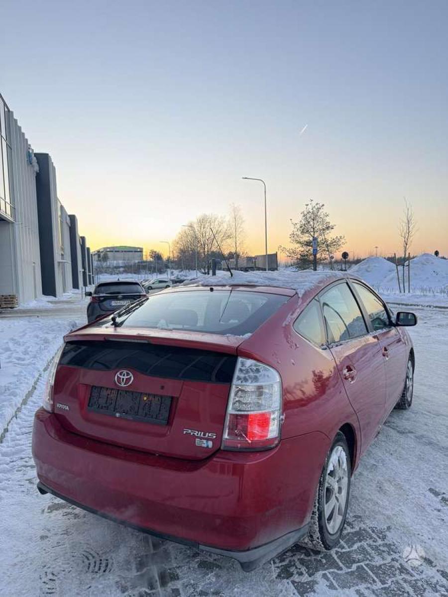 Red Toyota Prius 2009 in Vilnius, with an engine capacity of 1.50 L and mileage of 320 thousand km for 4100 €, photo 4 on AUTOMOTO.COM.LV