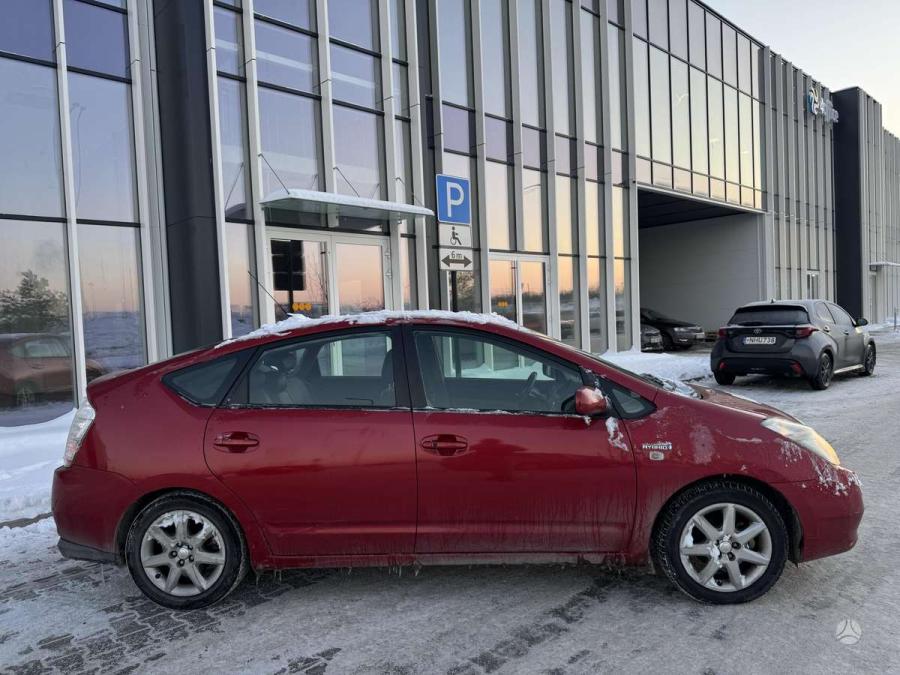 Red Toyota Prius 2009 in Vilnius, with an engine capacity of 1.50 L and mileage of 320 thousand km for 4100 €, photo 5 on AUTOMOTO.COM.LV
