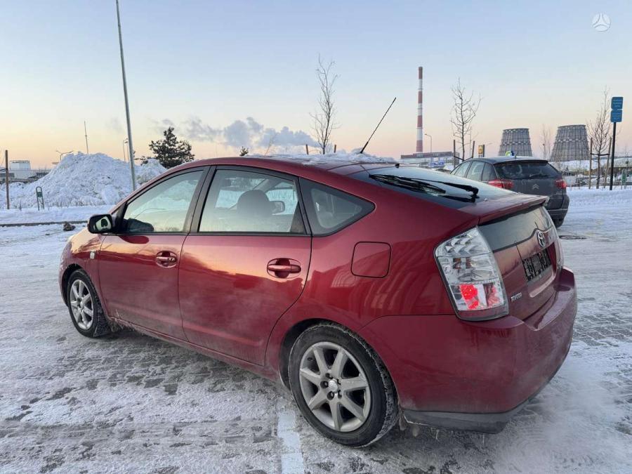Red Toyota Prius 2009 in Vilnius, with an engine capacity of 1.50 L and mileage of 320 thousand km for 4100 €, photo 6 on AUTOMOTO.COM.LV