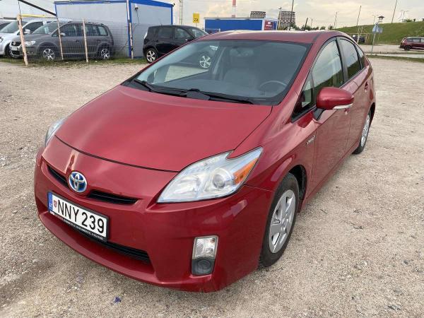 Red Toyota Prius 2010 in Vilnius, with an engine capacity of 1.80 L and mileage of 201 thousand km for 6800 €, photo 1 on AUTOMOTO.COM.LV