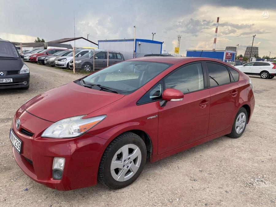 Red Toyota Prius 2010 in Vilnius, with an engine capacity of 1.80 L and mileage of 201 thousand km for 6800 €, photo 3 on AUTOMOTO.COM.LV