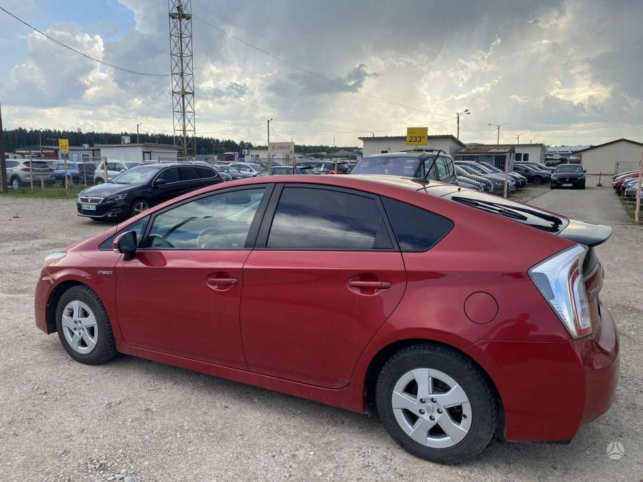 Red Toyota Prius 2010 in Vilnius, with an engine capacity of 1.80 L and mileage of 201 thousand km for 6800 €, photo 4 on AUTOMOTO.COM.LV