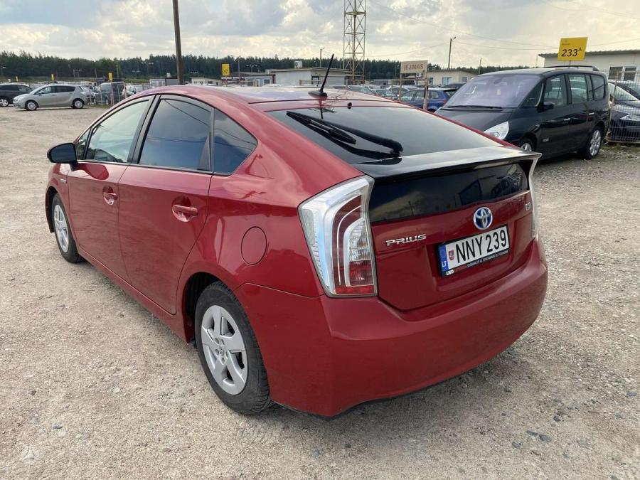 Red Toyota Prius 2010 in Vilnius, with an engine capacity of 1.80 L and mileage of 201 thousand km for 6800 €, photo 5 on AUTOMOTO.COM.LV