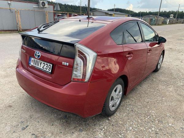 Red Toyota Prius 2010 in Vilnius, with an engine capacity of 1.80 L and mileage of 201 thousand km for 6800 €, photo 5 on AUTOMOTO.COM.LV