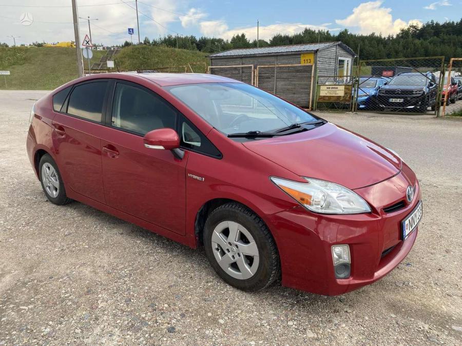 Red Toyota Prius 2010 in Vilnius, with an engine capacity of 1.80 L and mileage of 201 thousand km for 6800 €, photo 9 on AUTOMOTO.COM.LV
