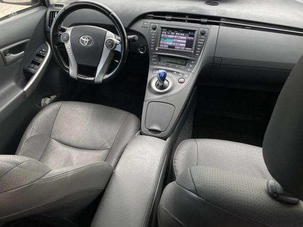 Red Toyota Prius 2010 in Vilnius, with an engine capacity of 1.80 L and mileage of 201 thousand km for 6800 €, photo 10 on AUTOMOTO.COM.LV