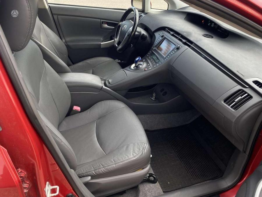 Red Toyota Prius 2010 in Vilnius, with an engine capacity of 1.80 L and mileage of 201 thousand km for 6800 €, photo 12 on AUTOMOTO.COM.LV