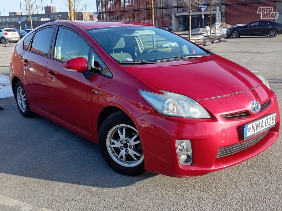 Red Toyota Prius 2011 in Klaipeda, with an engine capacity of 1.80 L and mileage of 411 thousand km for 3850 €, photo 1 on AUTOMOTO.COM.LV