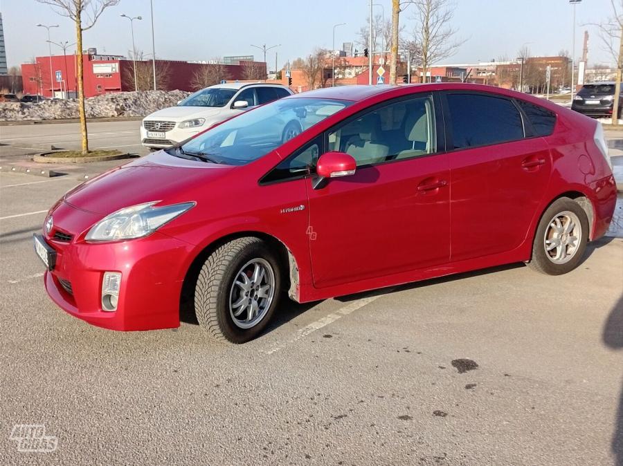Red Toyota Prius 2011 in Klaipeda, with an engine capacity of 1.80 L and mileage of 411 thousand km for 3850 €, photo 3 on AUTOMOTO.COM.LV