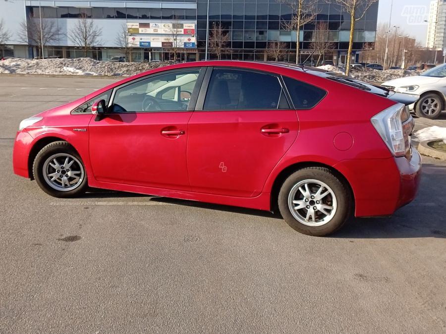 Red Toyota Prius 2011 in Klaipeda, with an engine capacity of 1.80 L and mileage of 411 thousand km for 3850 €, photo 4 on AUTOMOTO.COM.LV