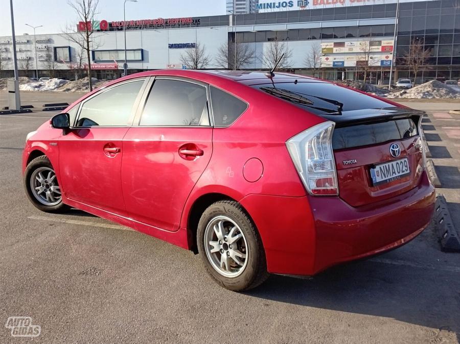 Red Toyota Prius 2011 in Klaipeda, with an engine capacity of 1.80 L and mileage of 411 thousand km for 3850 €, photo 5 on AUTOMOTO.COM.LV