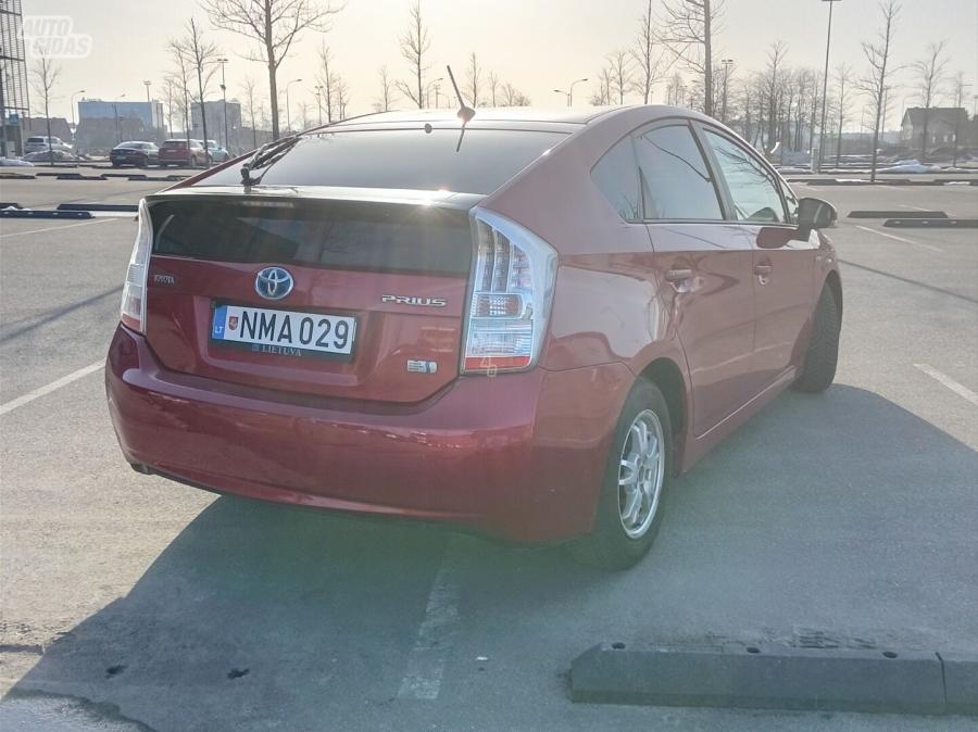 Red Toyota Prius 2011 in Klaipeda, with an engine capacity of 1.80 L and mileage of 411 thousand km for 3850 €, photo 6 on AUTOMOTO.COM.LV