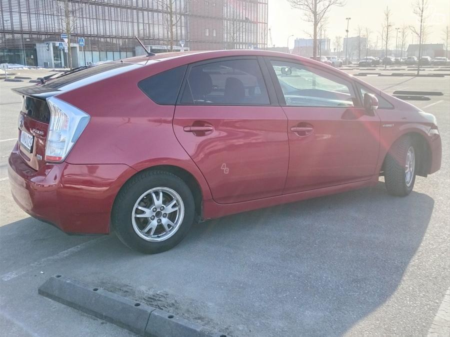 Red Toyota Prius 2011 in Klaipeda, with an engine capacity of 1.80 L and mileage of 411 thousand km for 3850 €, photo 7 on AUTOMOTO.COM.LV