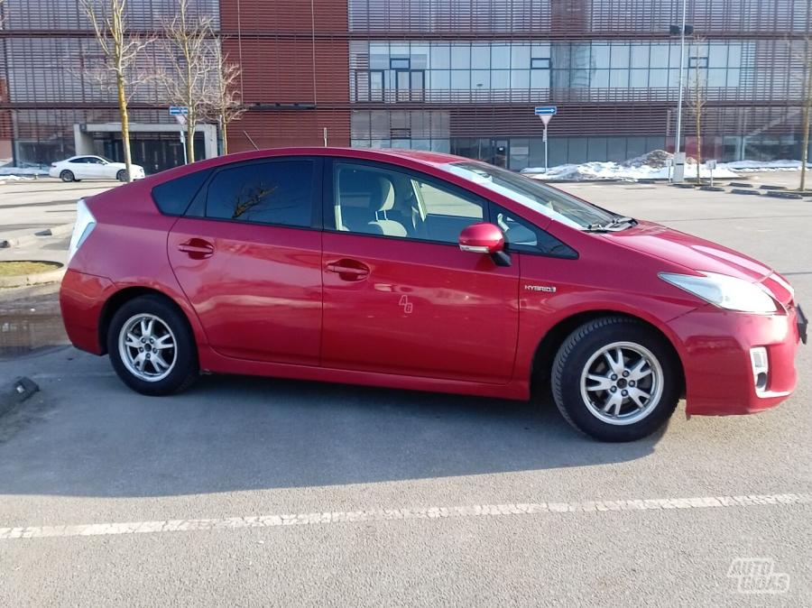Red Toyota Prius 2011 in Klaipeda, with an engine capacity of 1.80 L and mileage of 411 thousand km for 3850 €, photo 8 on AUTOMOTO.COM.LV