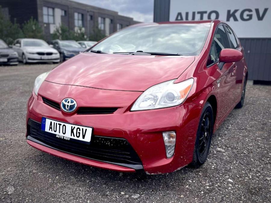 Red Toyota Prius 2012 in Vilnius, with an engine capacity of 1.80 L and mileage of 297 thousand km for 8899 €, photo 2 on AUTOMOTO.COM.LV