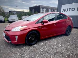 Red Toyota Prius 2012 in Vilnius, with an engine capacity of 1.80 L and mileage of 297 thousand km for 8899 €, photo 3 on AUTOMOTO.COM.LV