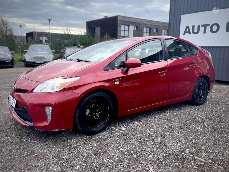 Red Toyota Prius 2012 in Vilnius, with an engine capacity of 1.80 L and mileage of 297 thousand km for 8899 €, photo 3 on AUTOMOTO.COM.LV