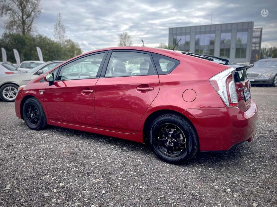 Red Toyota Prius 2012 in Vilnius, with an engine capacity of 1.80 L and mileage of 297 thousand km for 8899 €, photo 4 on AUTOMOTO.COM.LV