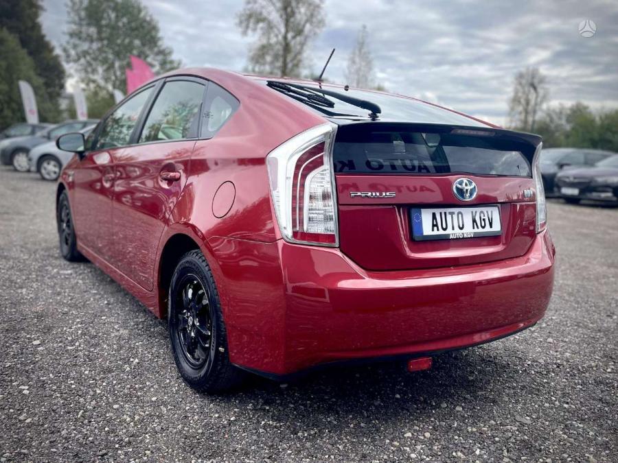 Red Toyota Prius 2012 in Vilnius, with an engine capacity of 1.80 L and mileage of 297 thousand km for 8899 €, photo 5 on AUTOMOTO.COM.LV