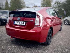 Red Toyota Prius 2012 in Vilnius, with an engine capacity of 1.80 L and mileage of 297 thousand km for 8899 €, photo 6 on AUTOMOTO.COM.LV