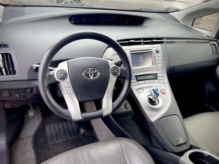 Red Toyota Prius 2012 in Vilnius, with an engine capacity of 1.80 L and mileage of 297 thousand km for 8899 €, photo 15 on AUTOMOTO.COM.LV