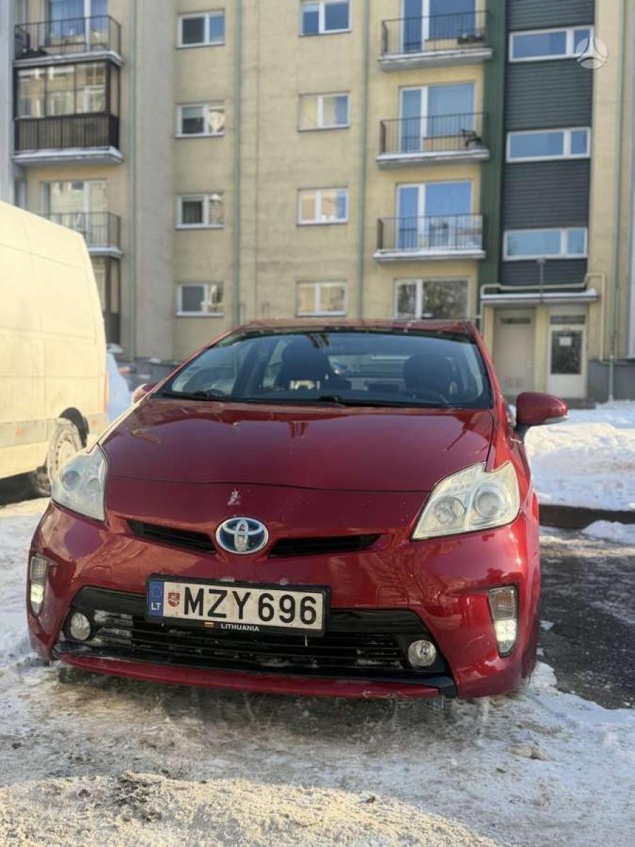 Red Toyota Prius 2012 in Vilnius, with an engine capacity of 1.80 L and mileage of 222 thousand km for 7500 €, photo 1 on AUTOMOTO.COM.LV