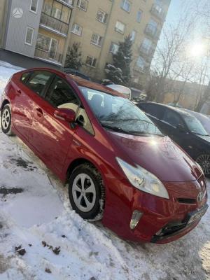 Red Toyota Prius 2012 in Vilnius, with an engine capacity of 1.80 L and mileage of 222 thousand km for 7500 €, photo 3 on AUTOMOTO.COM.LV