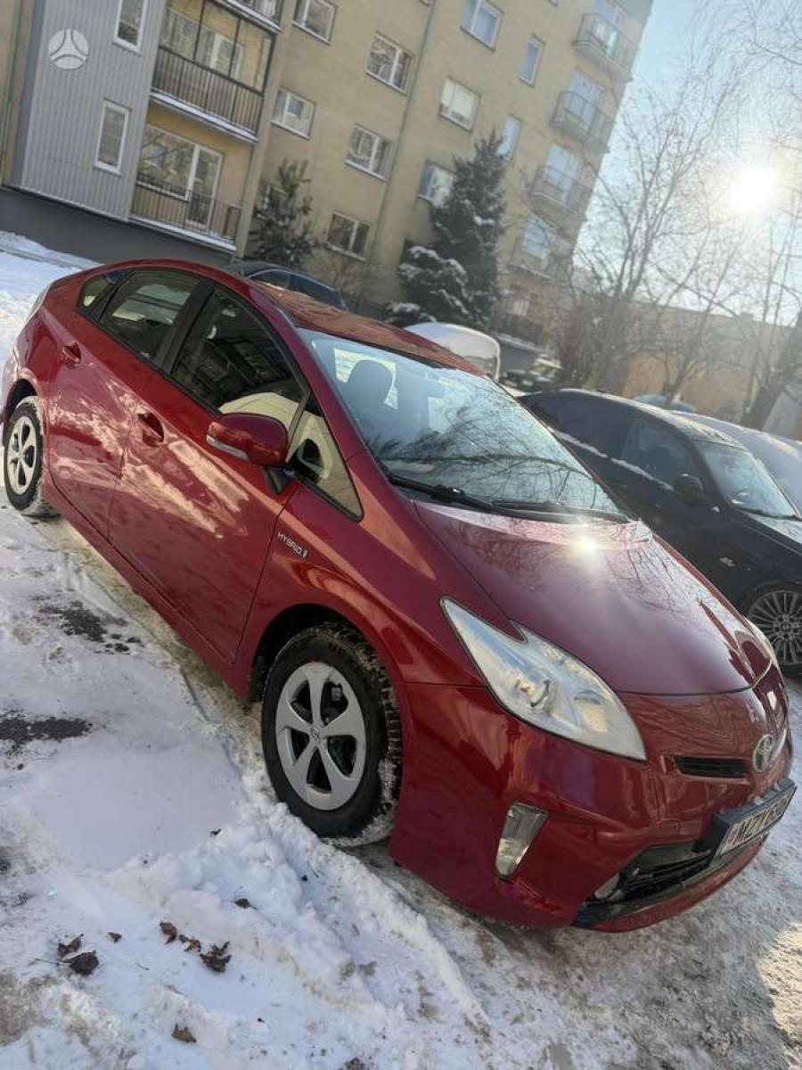 Red Toyota Prius 2012 in Vilnius, with an engine capacity of 1.80 L and mileage of 222 thousand km for 7500 €, photo 3 on AUTOMOTO.COM.LV