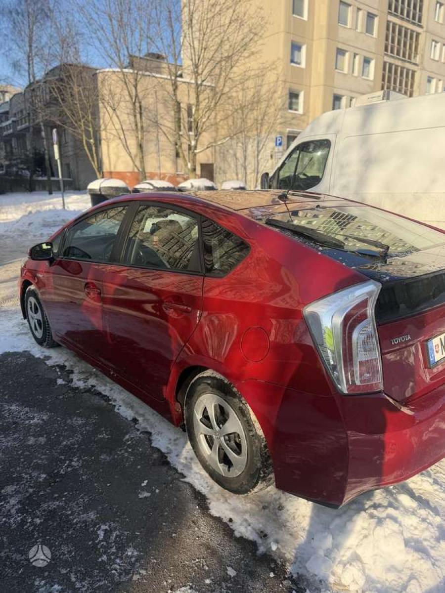 Red Toyota Prius 2012 in Vilnius, with an engine capacity of 1.80 L and mileage of 222 thousand km for 7500 €, photo 5 on AUTOMOTO.COM.LV