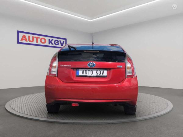 Red Toyota Prius 2012 in Klaipeda, with an engine capacity of 1.80 L and mileage of 297 thousand km for 7999 €, photo 4 on AUTOMOTO.COM.LV