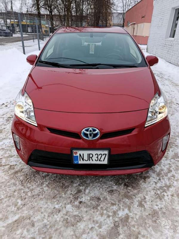 Red Toyota Prius 2013 in Siauliai, with an engine capacity of 1.80 L and mileage of 310 thousand km for 8200 €, photo 1 on AUTOMOTO.COM.LV
