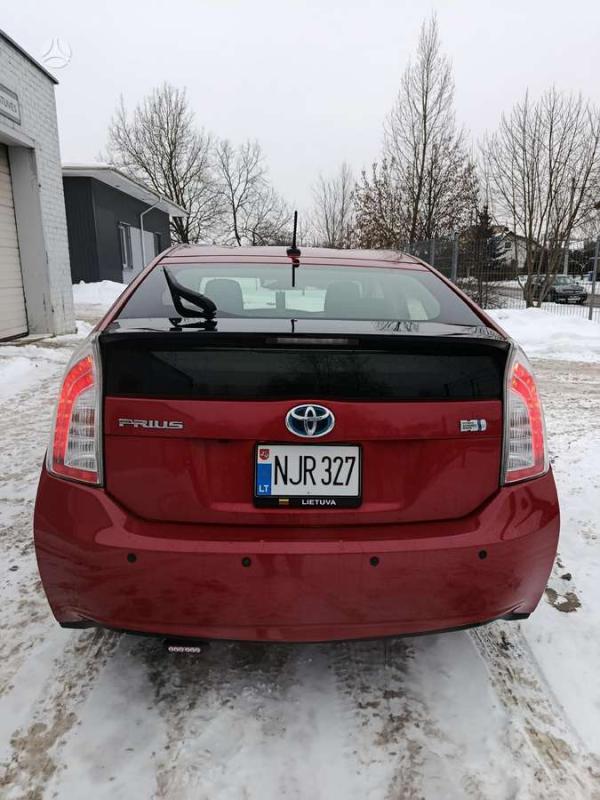 Red Toyota Prius 2013 in Siauliai, with an engine capacity of 1.80 L and mileage of 310 thousand km for 8200 €, photo 2 on AUTOMOTO.COM.LV