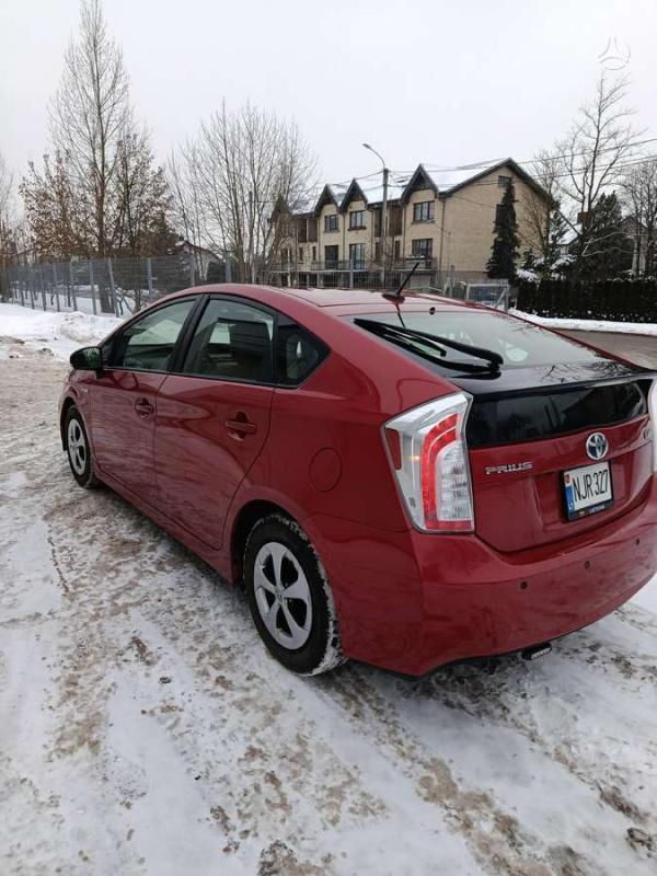 Red Toyota Prius 2013 in Siauliai, with an engine capacity of 1.80 L and mileage of 310 thousand km for 8200 €, photo 3 on AUTOMOTO.COM.LV