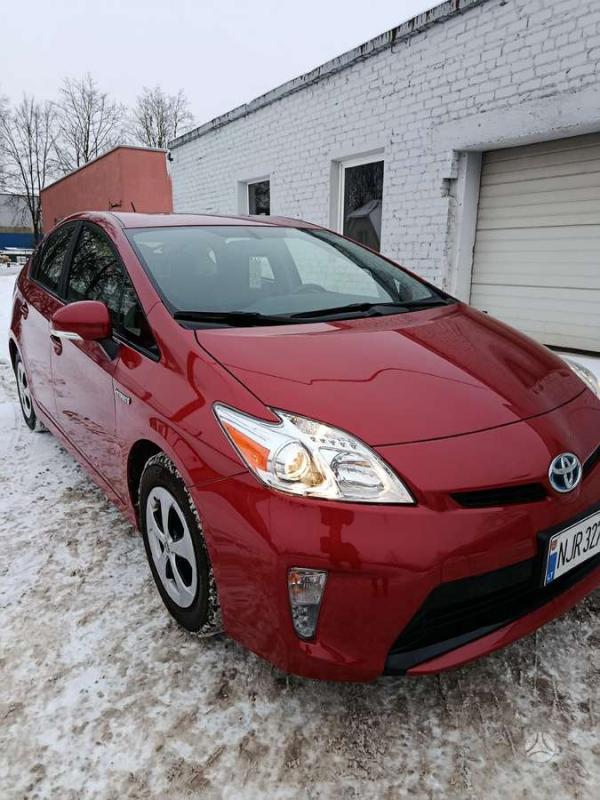Red Toyota Prius 2013 in Siauliai, with an engine capacity of 1.80 L and mileage of 310 thousand km for 8200 €, photo 5 on AUTOMOTO.COM.LV