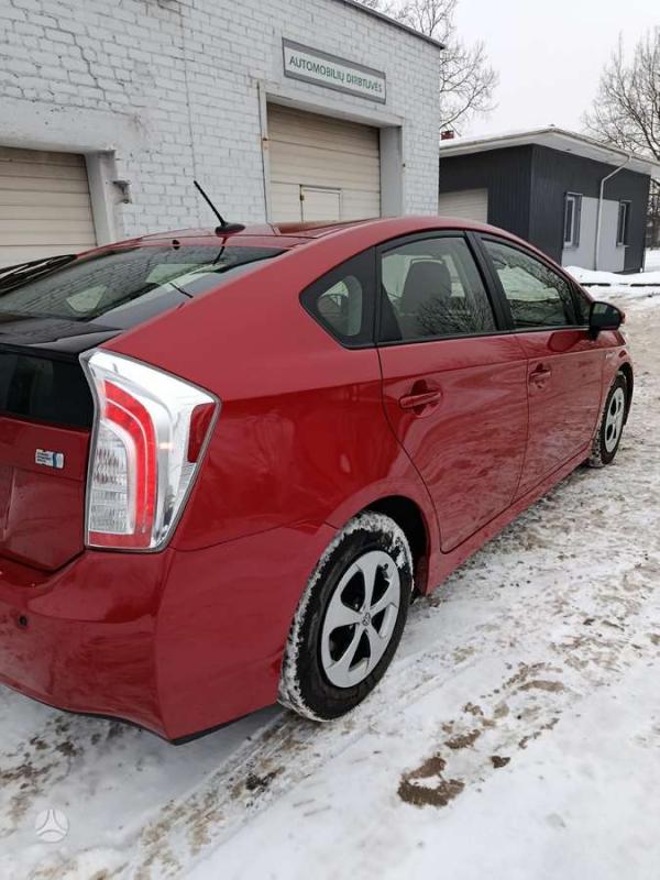 Red Toyota Prius 2013 in Siauliai, with an engine capacity of 1.80 L and mileage of 310 thousand km for 8200 €, photo 6 on AUTOMOTO.COM.LV