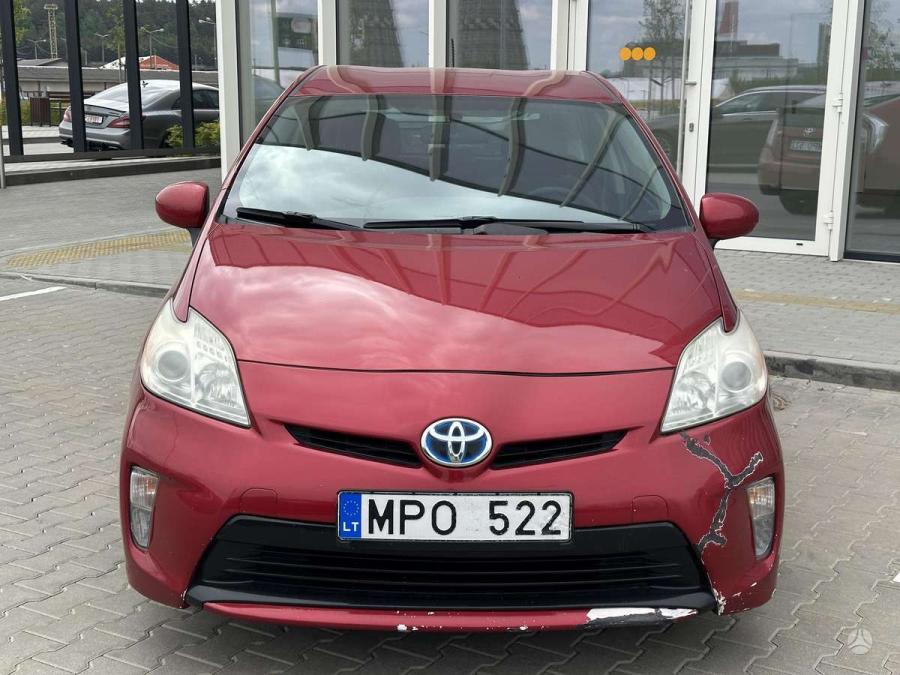 Red Toyota Prius 2013 in Vilnius, with an engine capacity of 1.80 L and mileage of 339 thousand km for 5100 €, photo 3 on AUTOMOTO.COM.LV