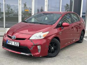 Red Toyota Prius 2013 in Vilnius, with an engine capacity of 1.80 L and mileage of 339 thousand km for 5100 €, photo 4 on AUTOMOTO.COM.LV
