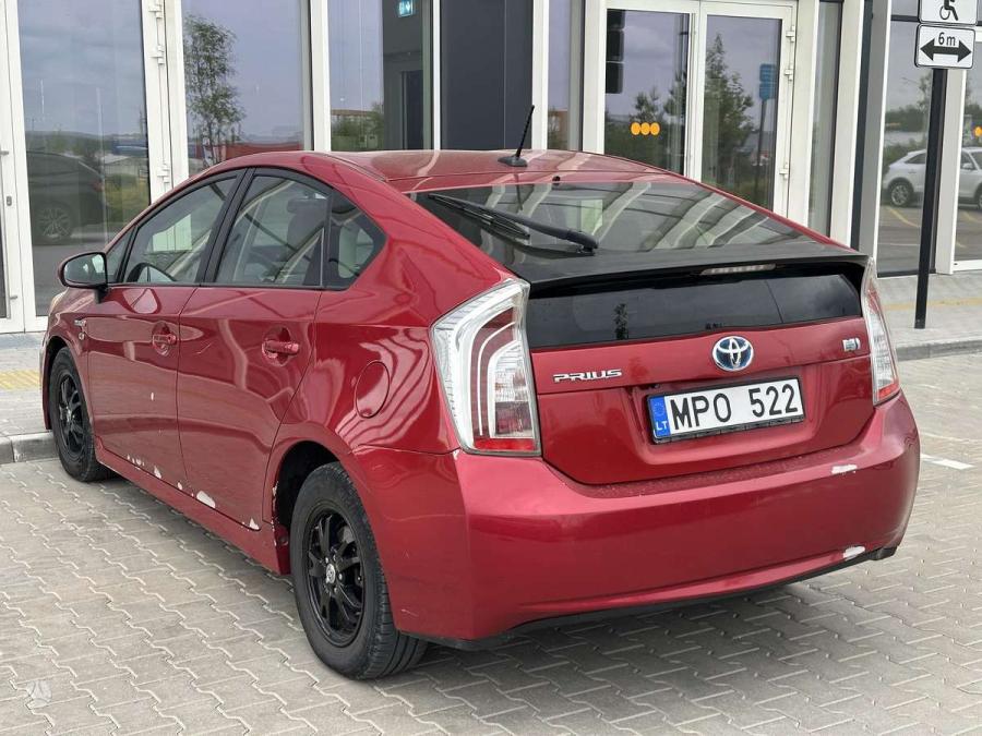 Red Toyota Prius 2013 in Vilnius, with an engine capacity of 1.80 L and mileage of 339 thousand km for 5100 €, photo 7 on AUTOMOTO.COM.LV