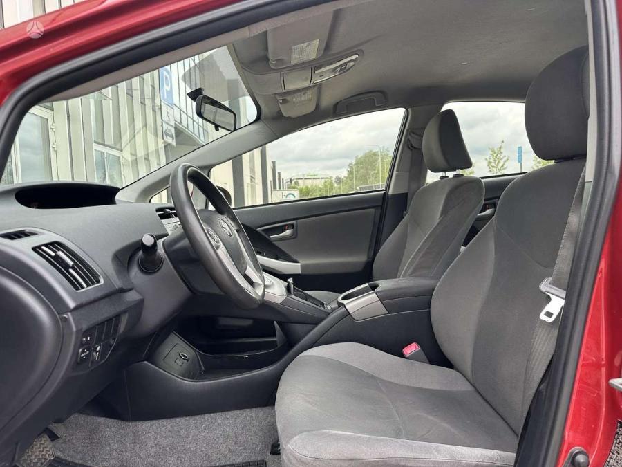 Red Toyota Prius 2013 in Vilnius, with an engine capacity of 1.80 L and mileage of 339 thousand km for 5100 €, photo 9 on AUTOMOTO.COM.LV