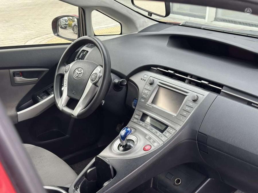 Red Toyota Prius 2013 in Vilnius, with an engine capacity of 1.80 L and mileage of 339 thousand km for 5100 €, photo 13 on AUTOMOTO.COM.LV