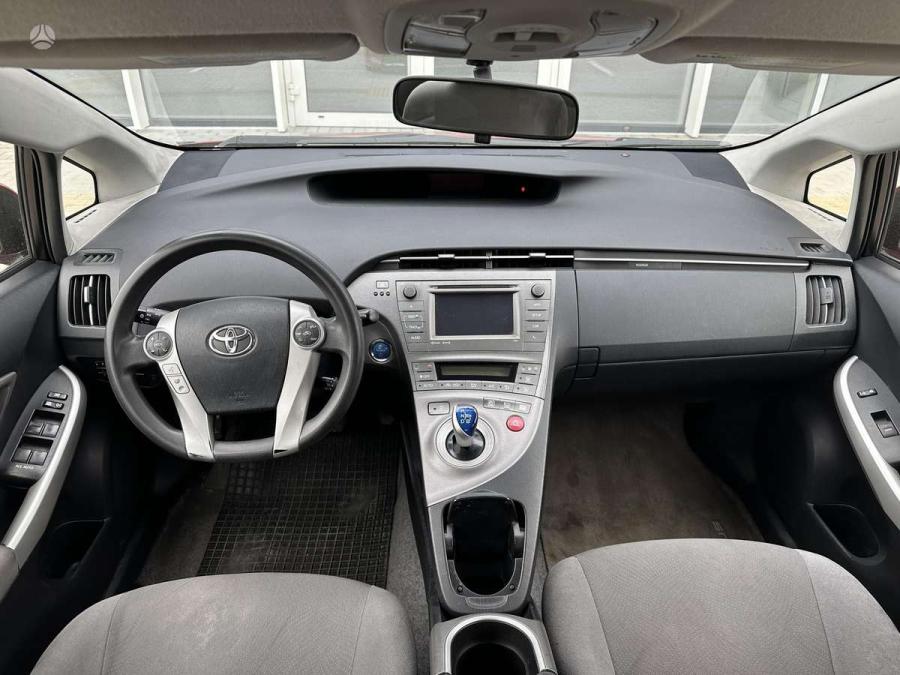 Red Toyota Prius 2013 in Vilnius, with an engine capacity of 1.80 L and mileage of 339 thousand km for 5100 €, photo 14 on AUTOMOTO.COM.LV