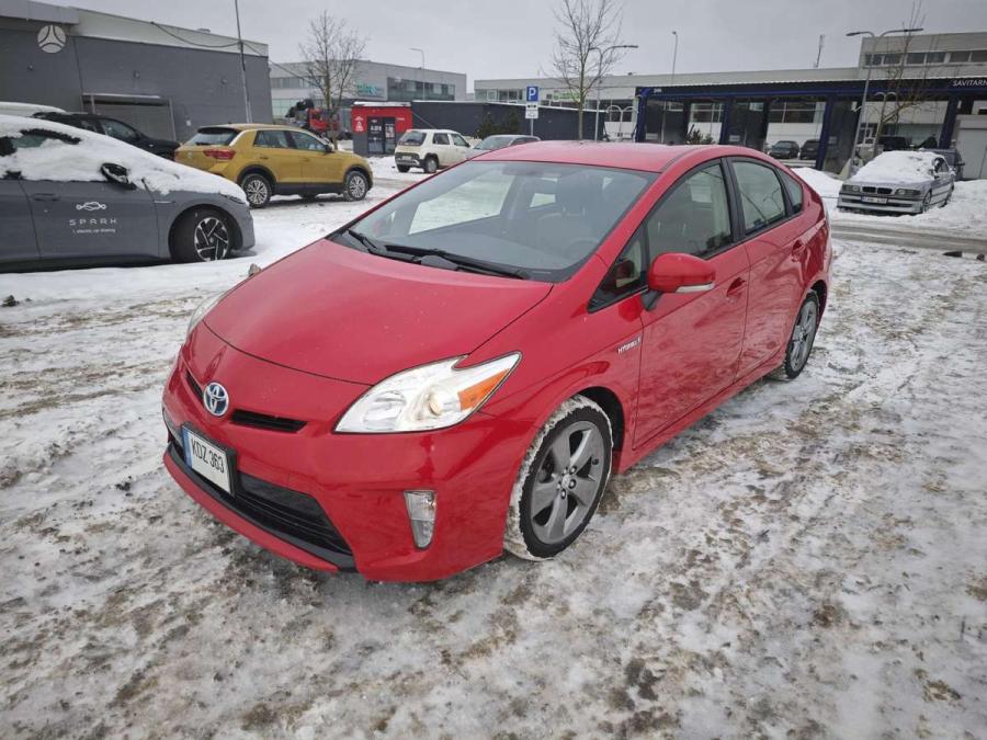 Red Toyota Prius 2015 in Vilnius, with an engine capacity of 1.80 L and mileage of 138 thousand km for 8200 €, photo 1 on AUTOMOTO.COM.LV