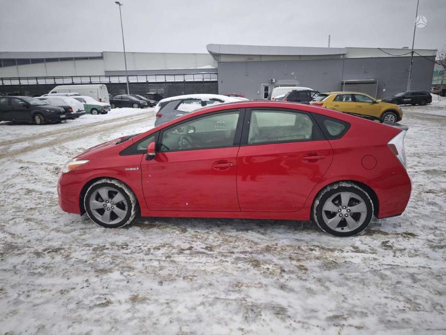 Red Toyota Prius 2015 in Vilnius, with an engine capacity of 1.80 L and mileage of 138 thousand km for 8200 €, photo 2 on AUTOMOTO.COM.LV