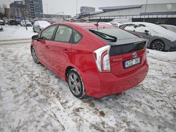 Red Toyota Prius 2015 in Vilnius, with an engine capacity of 1.80 L and mileage of 138 thousand km for 8200 €, photo 3 on AUTOMOTO.COM.LV