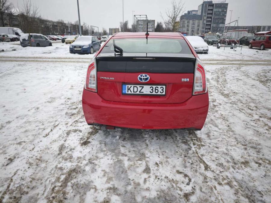 Red Toyota Prius 2015 in Vilnius, with an engine capacity of 1.80 L and mileage of 138 thousand km for 8200 €, photo 4 on AUTOMOTO.COM.LV