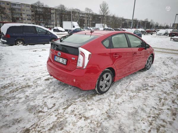 Red Toyota Prius 2015 in Vilnius, with an engine capacity of 1.80 L and mileage of 138 thousand km for 8200 €, photo 5 on AUTOMOTO.COM.LV